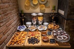 Café da manhã com buffet todos os dias (GEL 25 por pessoa) 