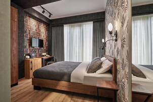 Quarto Duplo | Minibar, cofre no quarto, secretária, cortinas/cortinados opacos