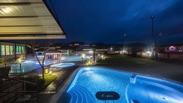 Fachada do alojamento (tarde/noite)