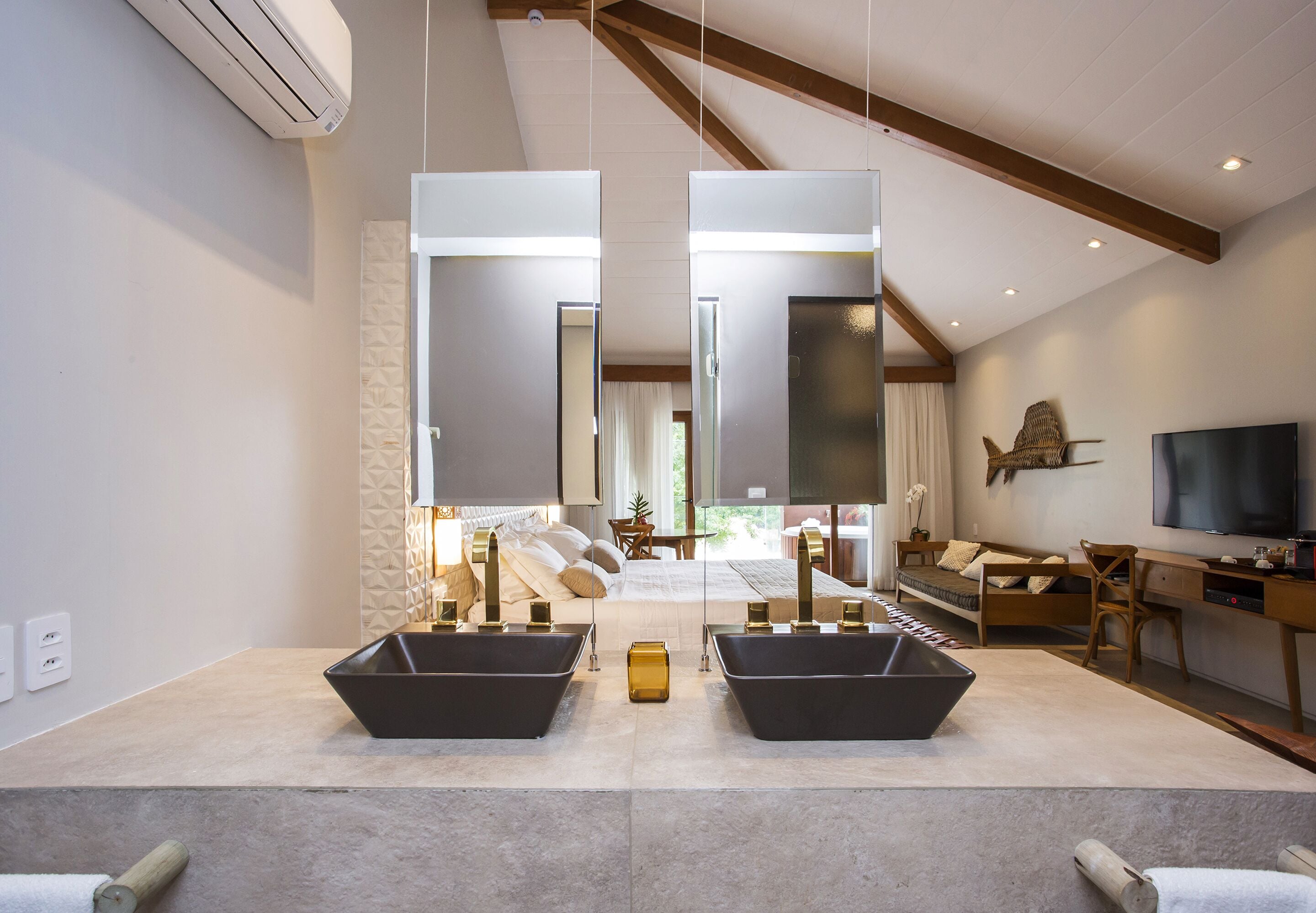 Suíte Exclusive | Banheiro | Produtos de toalete grátis, secador de cabelo, toalhas de banho 