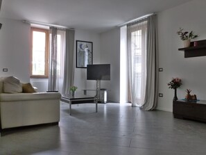 Dúplex, 2 quartos | Sala de estar | TV de ecrã plano 