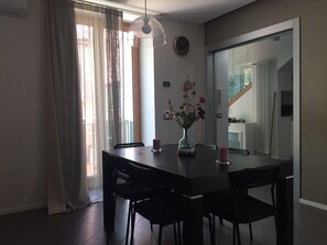 Dúplex, 2 quartos | Refeições no quarto