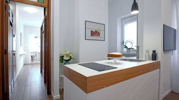 Apartamento, 1 quarto (Golden A) | Kitchenette privada | Um frigorífico, uma cafeteira/bule