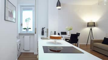 Apartamento, 1 quarto (Golden A) | Kitchenette privada | Um frigorífico, uma cafeteira/bule