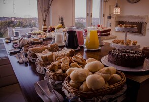 Café da manhã com buffet grátis todos os dias