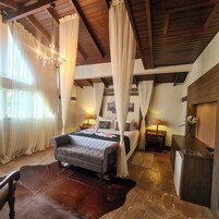Quarto casal superluxo | Frigobar, ferros/tábuas de passar roupa, Wi-Fi de cortesia
