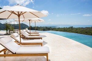 Terraço com espreguiçadeiras