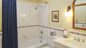 Artigos de higiene pessoal grátis, um secador de cabelo, roupões