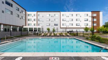 Piscina exterior sazonal, espreguiçadeiras