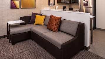 1 quarto, secretária, secretária adequada para computadores portáteis