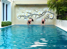 Piscina externa, guarda-sóis, espreguiçadeiras