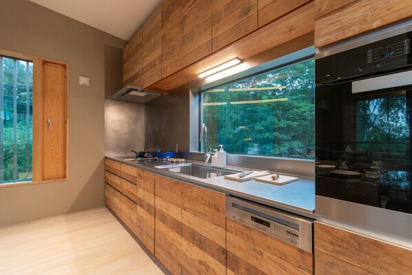 Casa, 4 quartos | Cozinha privada | Um frigorífico, um micro-ondas, um forno, uma placa de cozinha 