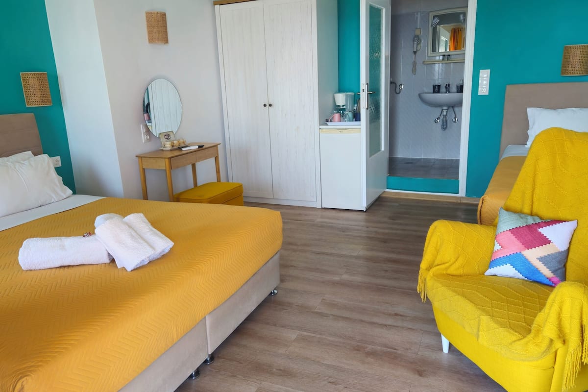 Quarto triplo conforto, vista para o mar | Ferros/tábuas de passar roupa, Wi-Fi de cortesia, roupa de cama