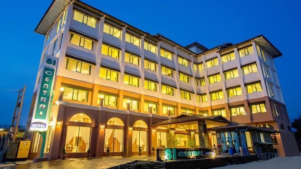 Hotel com vários andares, entrada central, grandes janelas e fachada bem iluminada.