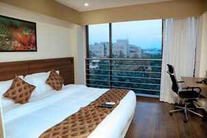 Roupas de cama premium, frigobar, cofres nos quartos, escrivaninha