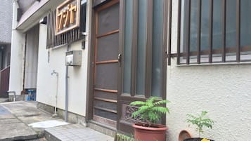 Fachada do alojamento (tarde/noite)