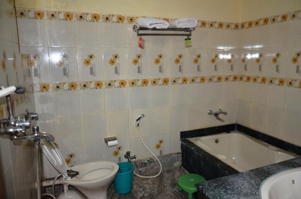 Quarto casal ou duplo standard, 1 quarto, vista para a cidade | Banheiro | Chuveiro, produtos de toalete grátis, toalhas de banho 