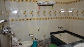 Quarto casal ou duplo standard, 1 quarto, vista para a cidade | Banheiro | Chuveiro, produtos de toalete grátis, toalhas de banho