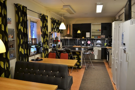 Refrigerador em uma Ɣrea comum, micro-ondas em uma Ɣrea comum