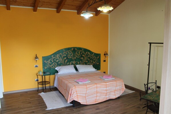 Escrivaninha, quartos à prova de som, berços grátis, Wi-Fi de cortesia