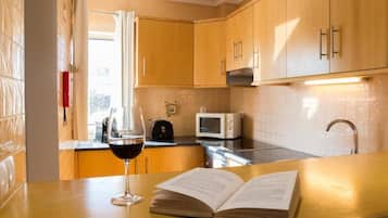 Apartamento standard, 1 quarto, sacada, vista para a cidade | Cozinha privada | Geladeira grande, micro-ondas, fogão, cooktop