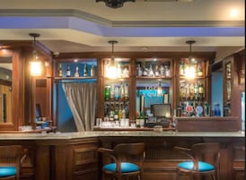 2 bares/lounges