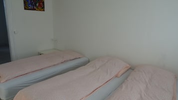 Quarto Quádruplo Básico | 2 quartos, roupa de alta qualidade, edredões de penas