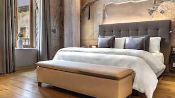 Habitación de lujo, una cama de matrimonio grande, no fumadores, vistas al patio (Deluxe chimenea) | 1 quarto, roupas de cama premium, edredons de pluma, frigobar