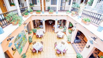 Café da manhã, almoço e jantar; local e internacional