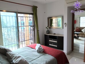 Apartamento Premium, 1 quarto, varanda | Cofre no quarto, cortinas/cortinados opacos, ferro/tábua de engomar 