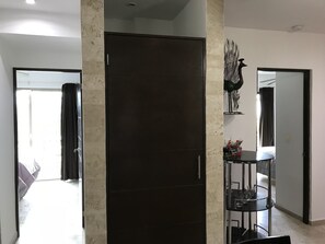 Apartamento Deluxe, 2 quartos, varanda | Cofre no quarto, cortinas/cortinados opacos, ferro/tábua de engomar 