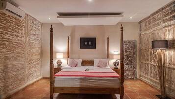 Villa, 3 quartos, piscina privativa | 3 quartos, cofre no quarto, secretária, ferro/tábua de engomar