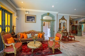 Área de estar no saguão