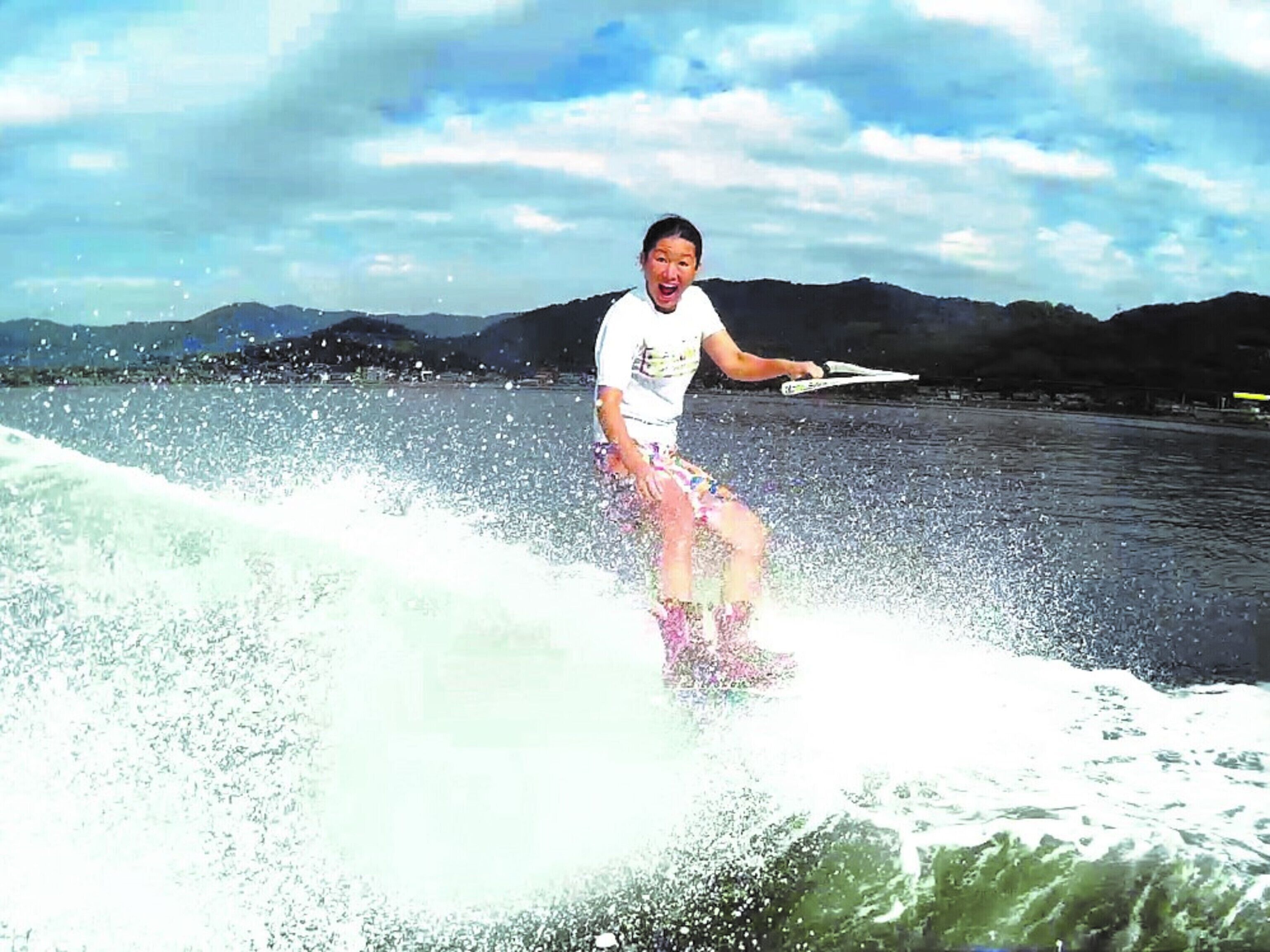 Uma pessoa surfando uma onda.