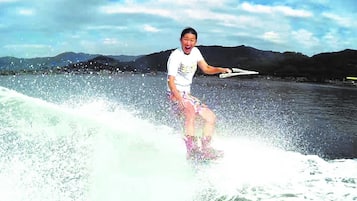 Uma pessoa surfando uma onda.