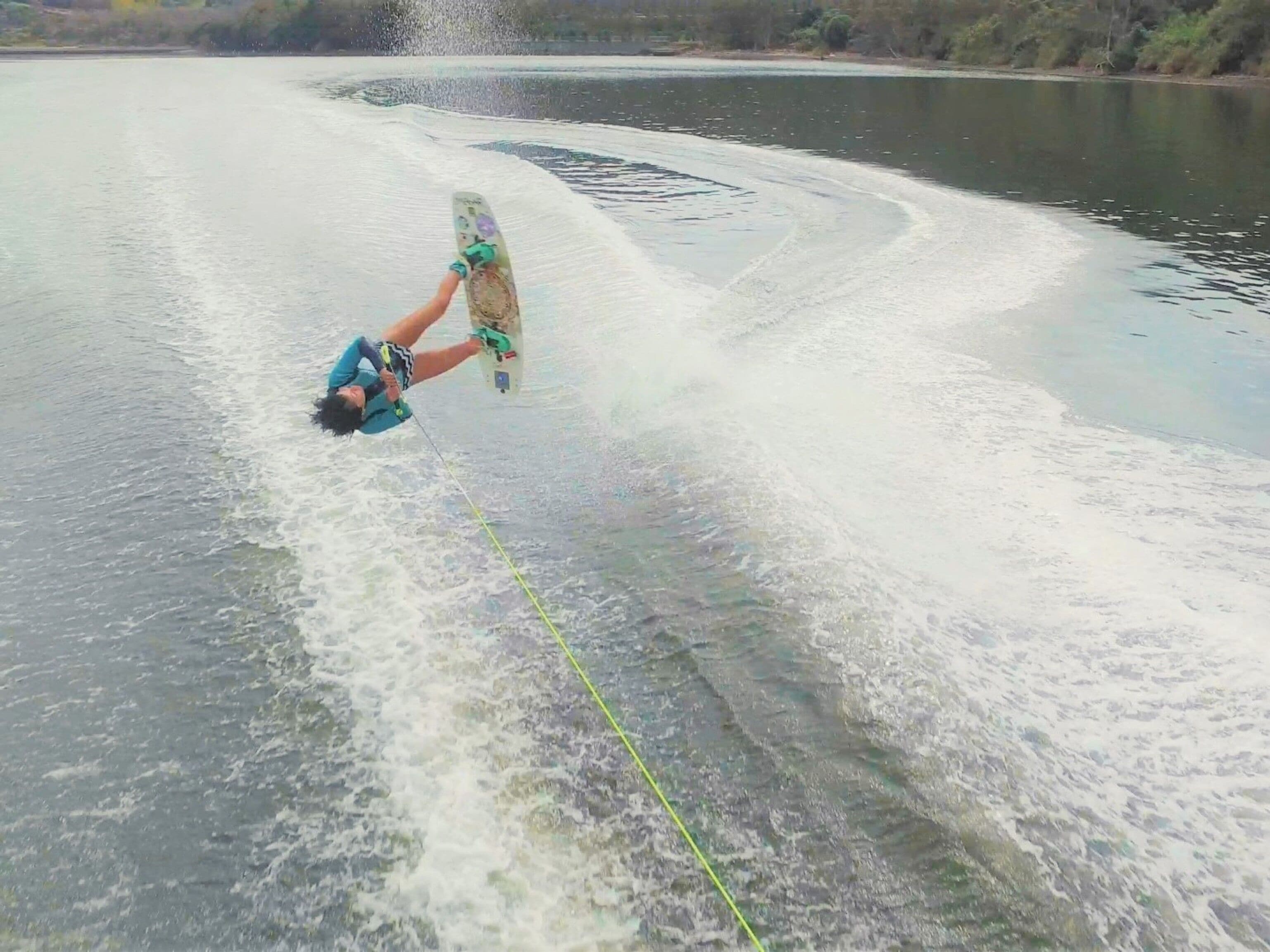 Um praticante de wakeboard executando uma manobra em um lago.