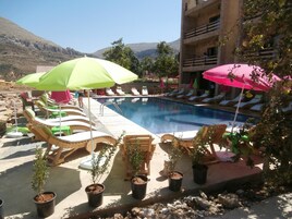 Piscina externa sazonal, guarda-sóis, espreguiçadeiras