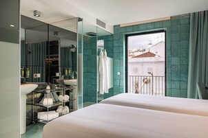 Quarto Twin Superior | Casa de banho | Um polibã, artigos de higiene pessoal grátis, um secador de cabelo 