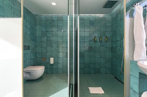 Quarto casal luxo | Banheiro | Chuveiro, produtos de toalete grátis, secador de cabelo