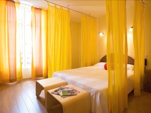 Cofres nos quartos, escrivaninha, quartos à prova de som