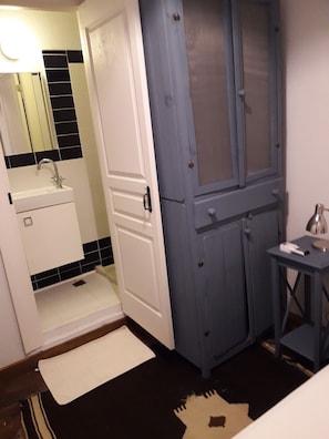Quarto solteiro standard | Escrivaninha, Wi-Fi de cortesia