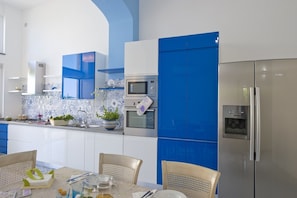 Vila, 2 quartos | Cozinha privada | Geladeira, micro-ondas, fogão, cooktop