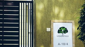 Placa com o nome 'SPOONTREE', logotipo de uma árvore e endereço 'A-18/4'.