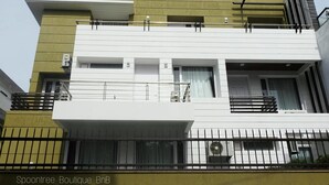 Um edifício moderno de dois andares com varandas e teto plano.