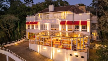 Fachada da propriedade à noite