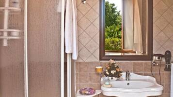 Apartamento Familiar, 1 quarto | Casa de banho | Um polibã, artigos de higiene pessoal grátis, um secador de cabelo