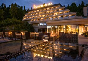 Fachada do alojamento (tarde/noite)