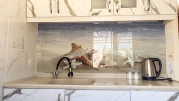 Apartamento, 1 quarto | Cozinha privada | Minifrigorífico, uma chaleira elétrica, utensílios de cozinha