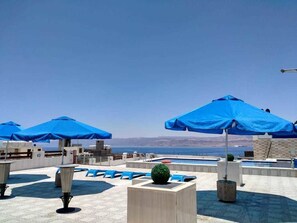 Piscina externa, guarda-sóis, espreguiçadeiras