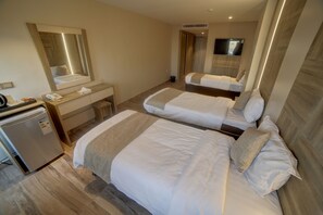 Quarto triplo família | Cofres nos quartos, quartos à prova de som, Wi-Fi de cortesia